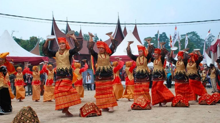 √ Suku Minangkabau: Kebudayaan, Kesenian, Bahasa, Adat [Lengkap]