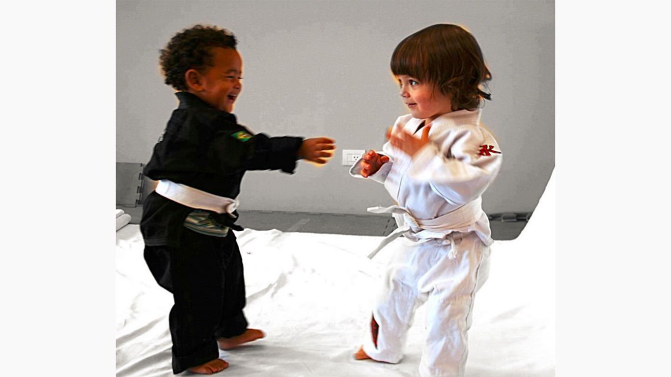 √ KARATE: Pengertian, Sejarah, Aliran, Teknik, Peraturan Pertandingan
