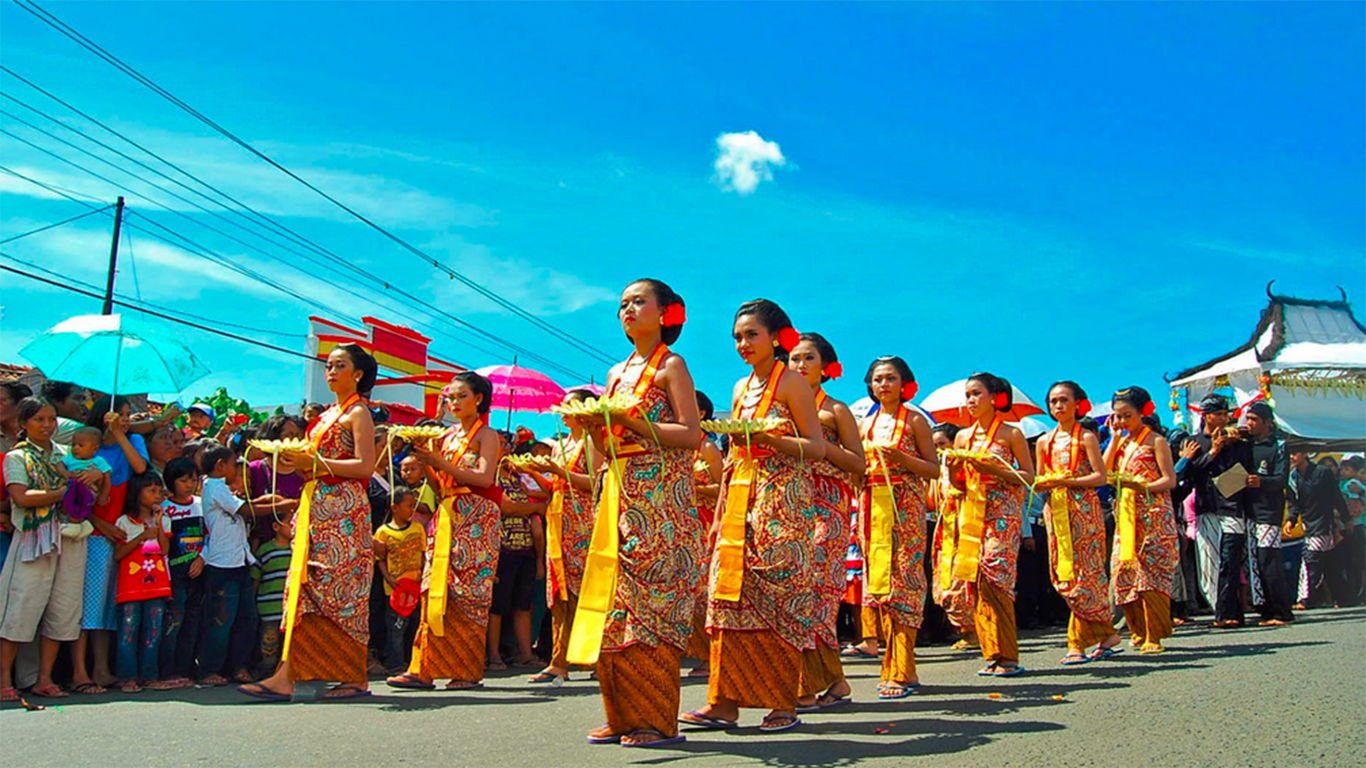 √ Norma Sosial: Pengertian, Jenis, Tingkatan, Ciri, Fungsi, & Contoh