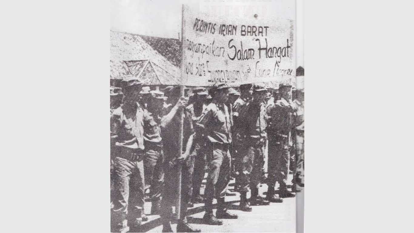 √ Pengertian, Isi, dan Tujuan TRIKORA (Tri Komando Rakyat)