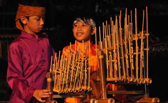 √ Alat Musik Tradisional Jawa Timur - Nama, Gambar, Penjelasan