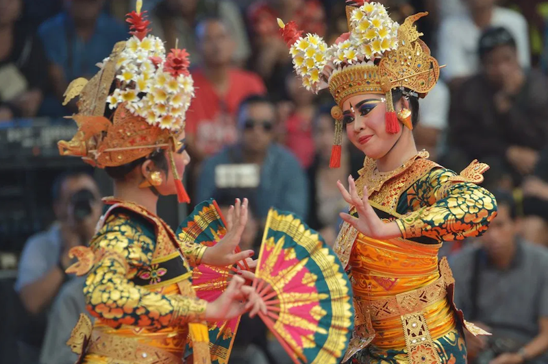 √ TARI LEGONG: Asal, Makna, Properti, Keunikan