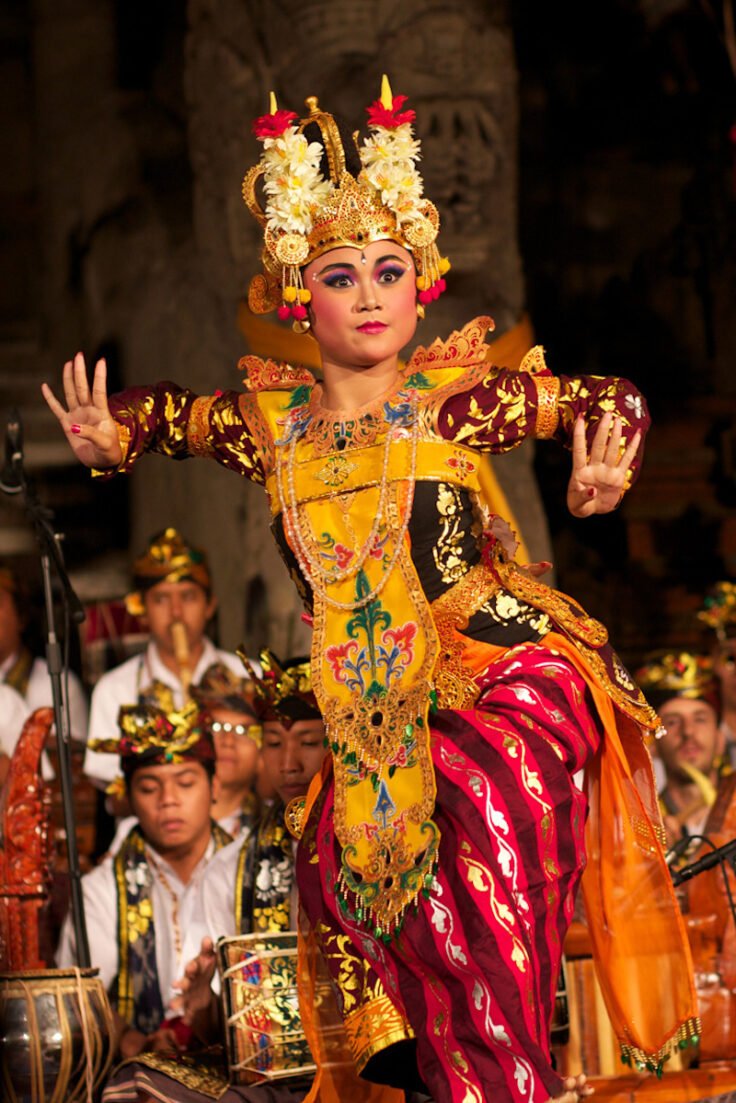 √ TARI LEGONG: Asal, Makna, Properti, Keunikan