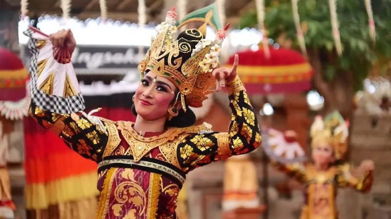 √ TARI LEGONG: Asal, Makna, Properti, Keunikan