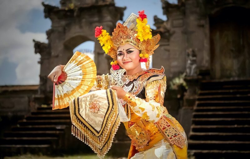 √ TARI LEGONG: Asal, Makna, Properti, Keunikan